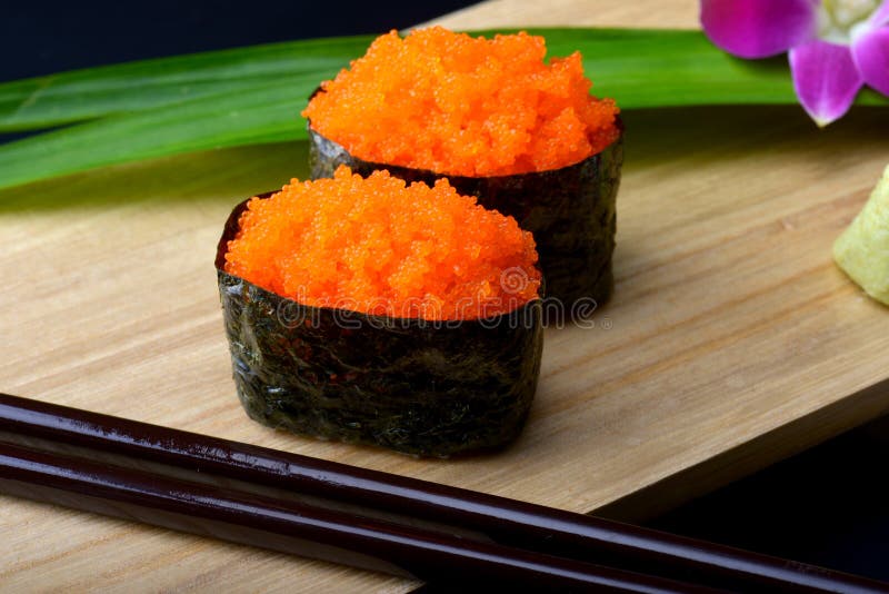 Sushi Mit Garnelenrogen Oder Rogen Des Fliegenden Fisches Stockbild ...