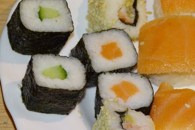 Sushi, Laxmaki Och Sashimi Med Pinnar Arkivfoto - Bild av förnuftigt ...