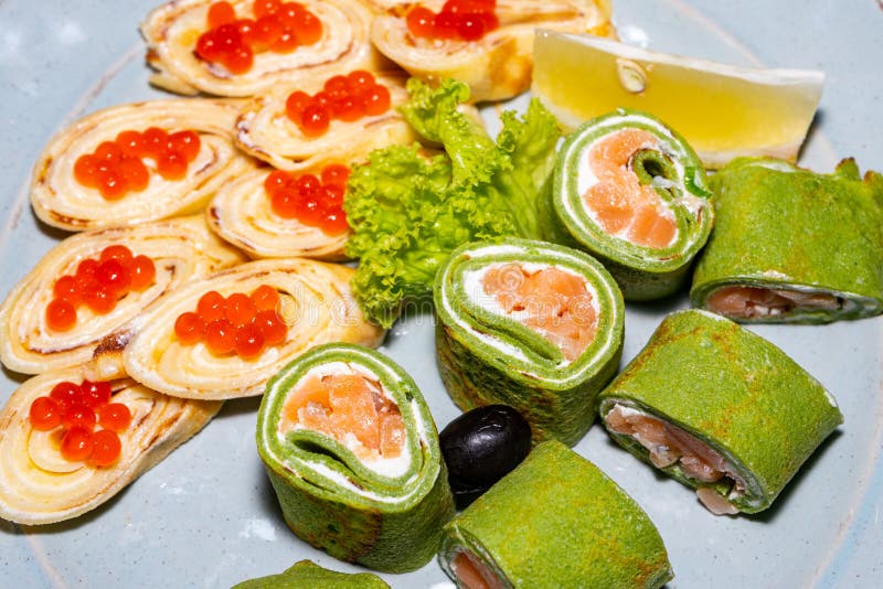 Sushi Verde Com Peixe Vermelho E Panquecas Com Caviar Vermelho Fechado ...