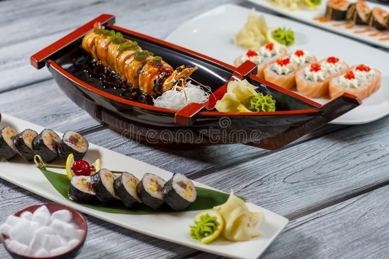 De Boot van sushi stock afbeelding. Image of aziatisch - 23229179
