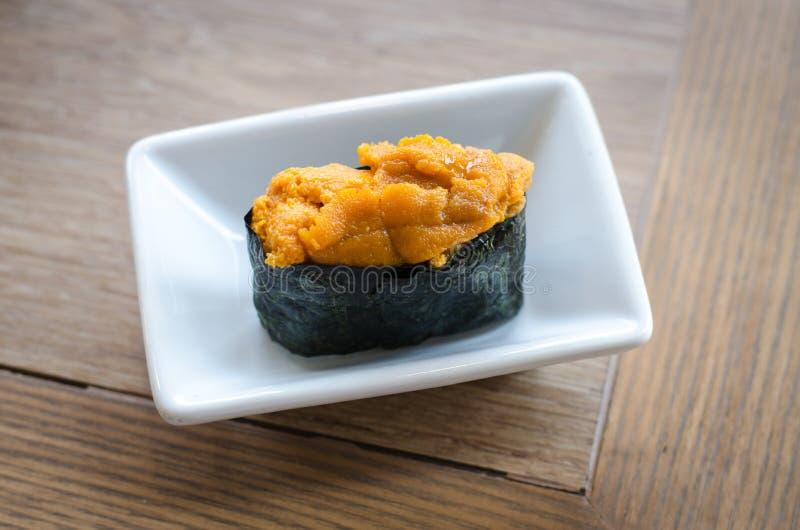 Japanisches Sushi Des Seeigel-Rogens Uni Gunkanmaki Stockbild - Bild ...