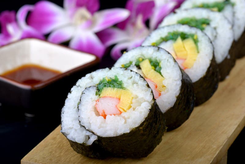 Japansk maki-rullar. arkivfoto. Bild av sushi, rulle - 196752744