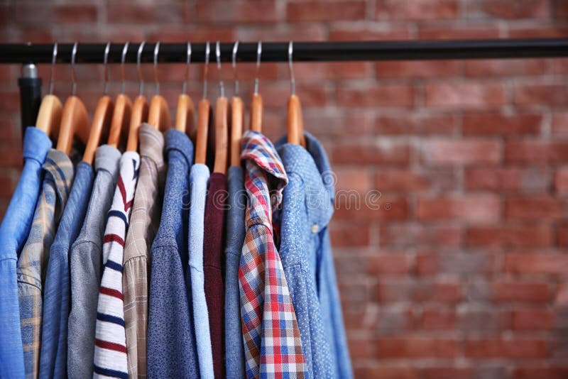 Suspensiones Con Diversa Ropa Masculina Foto de archivo - Imagen de ...