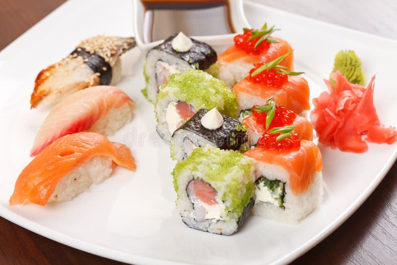 Suszi na talerzu zdjęcie stock. Obraz złożonej z przygotowany - 25447246