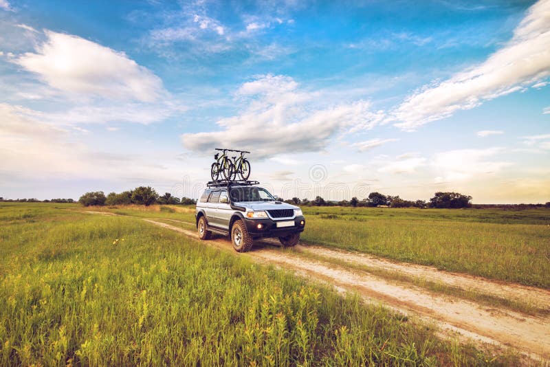 SUV Con Dos Bicicletas En La Baca Imagen de archivo - Imagen de ...