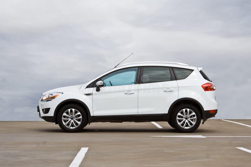 SUV Seitenansicht stockbild. Bild von leistung, reise - 5711477