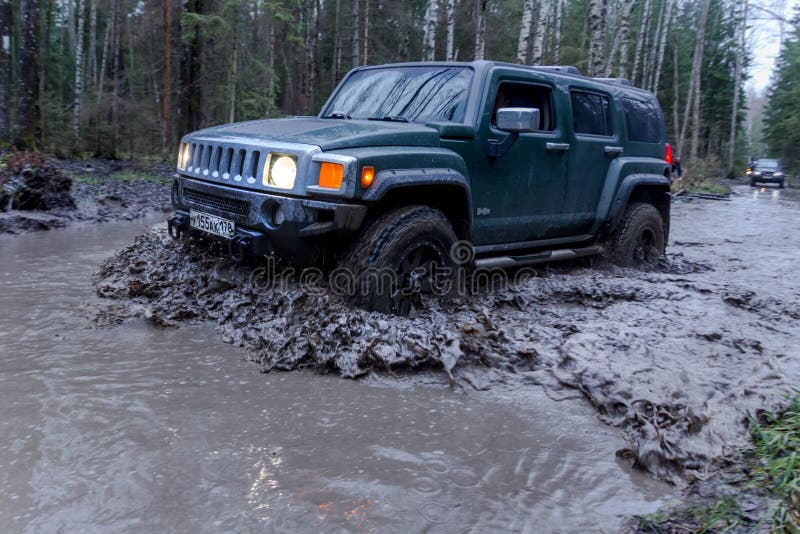 SUVs grande Hummer H3 fotografía editorial. Imagen de cuatro - 131920347
