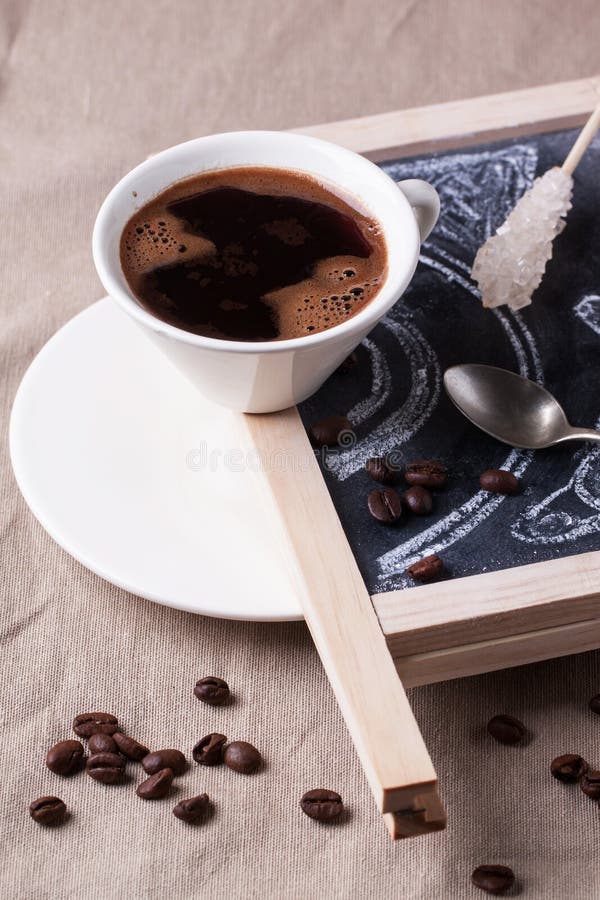 Svart Tavla Med Koppen Kaffe Fotografering för Bildbyråer - Bild av ...
