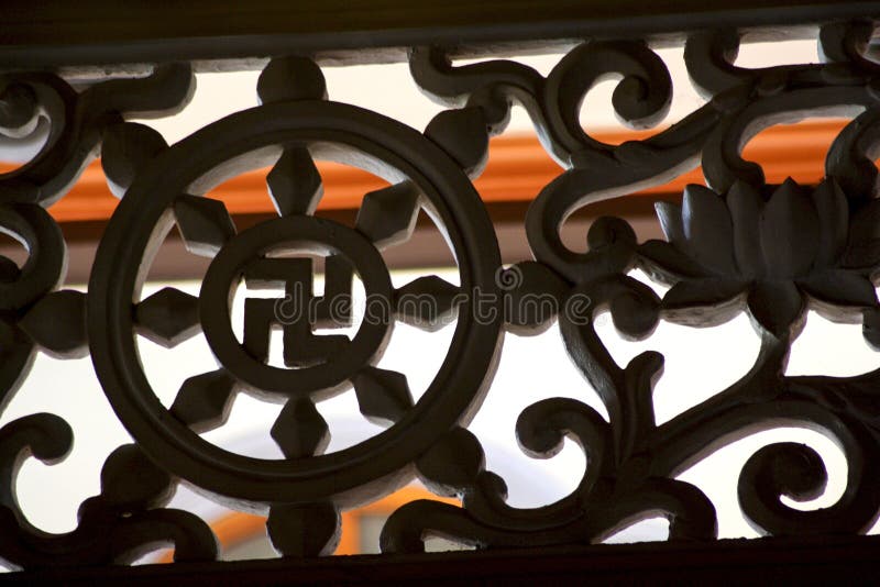 Cruz Gamada Del Oro En La Capilla De Asakusa, Tokio Imagen de archivo ...