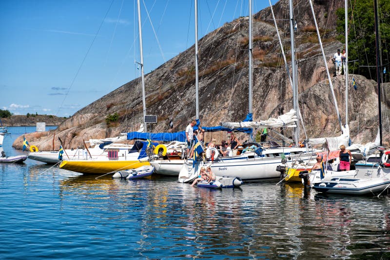 Svensk sommar redaktionell bild. Bild av sten, turister - 27653766