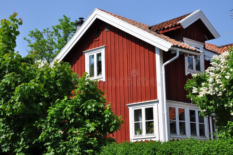 Svenskt traditionellt hus fotografering för bildbyråer. Bild av ...