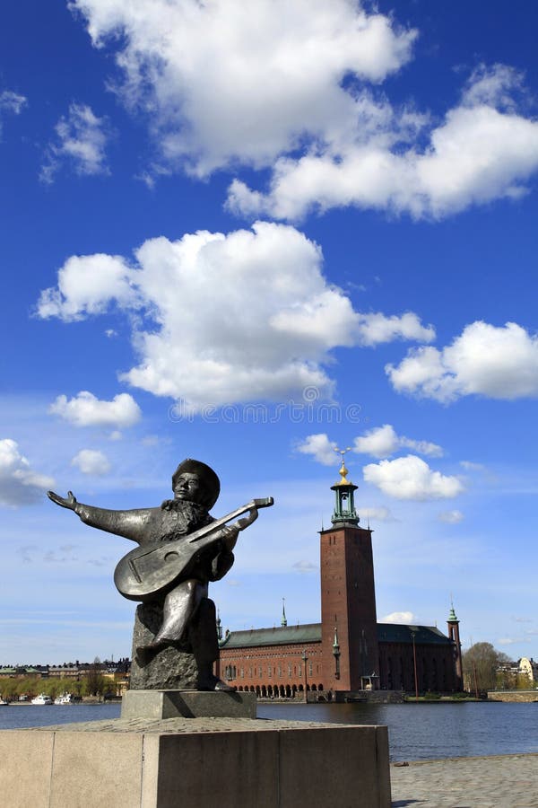 Stockholm Reflekterade Den Gamla Staden över Djupfryst Vatten På ...