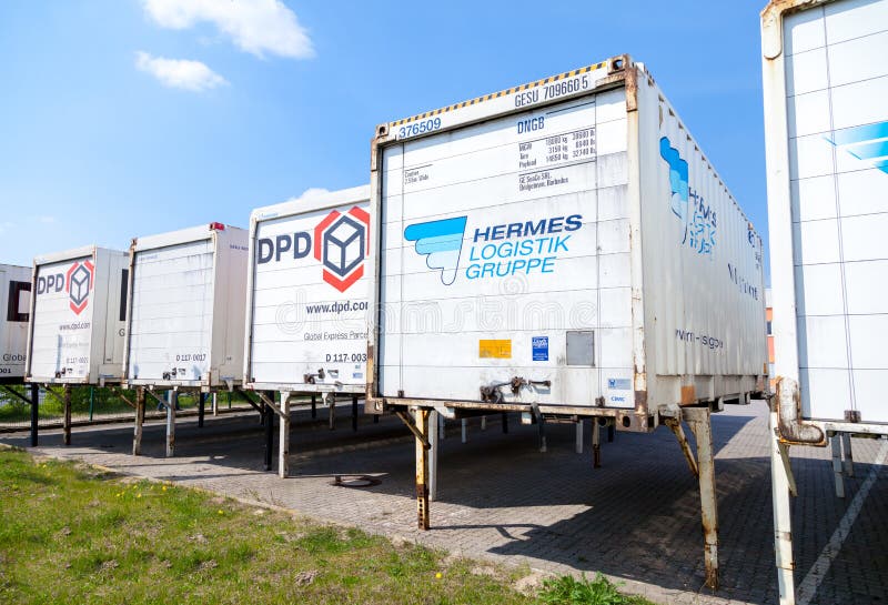 Swapbodys Von Paketdienst Hermes Und Dpd Redaktionelles Stockfoto ...