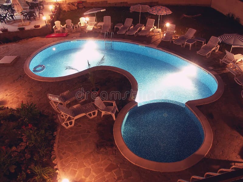 Swimmingpool bis zum Nacht stockfoto. Bild von schwimmen - 1270074