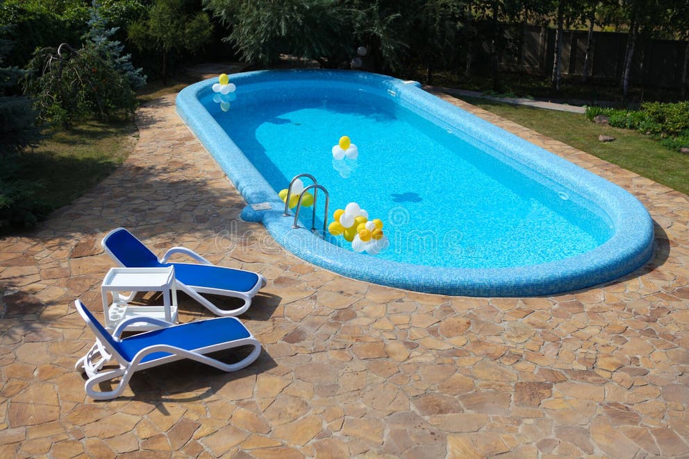 Swimmingpool, Liege, Fliese Stockfoto - Bild von glitzern, oval: 17172284