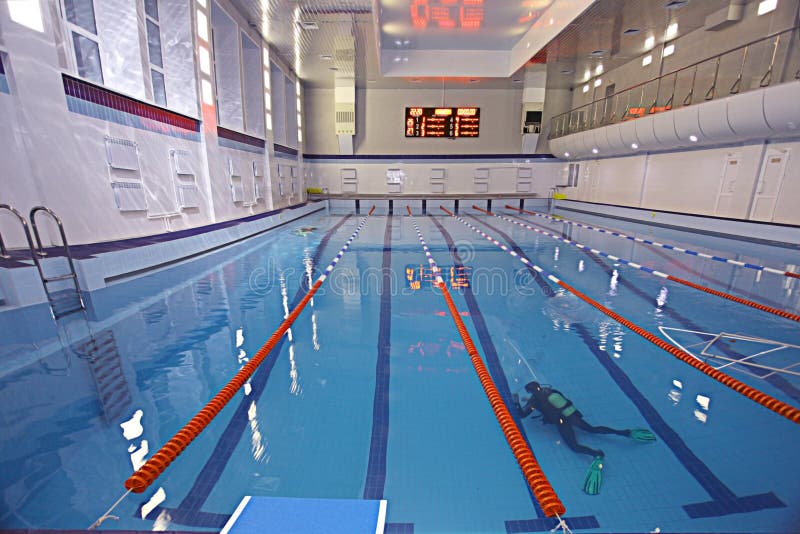Swimmingpool mit Taucher stockbild. Bild von aktiv, mann - 63963699