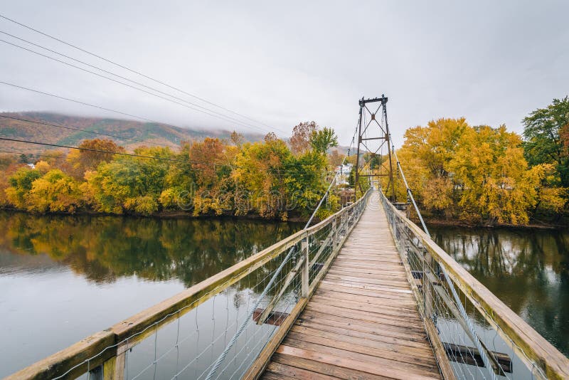 Swinging Bridge Over the James River and Fall Color in Buchanan ...