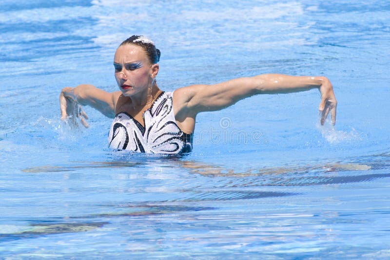 Natation synchronisée photo éditorial. Image du aquatique - 72411511