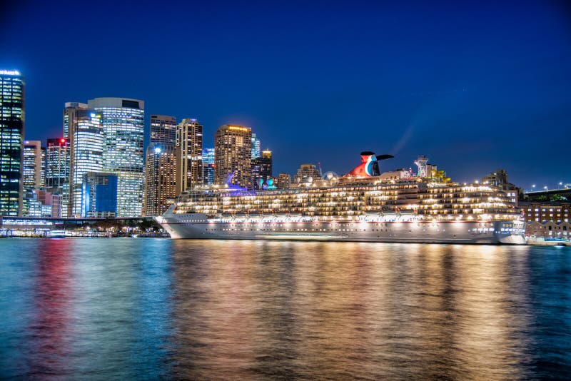 SYDNEY - AUGUST 20, 2018: Night Reflections of Sydney Harbour and City ...