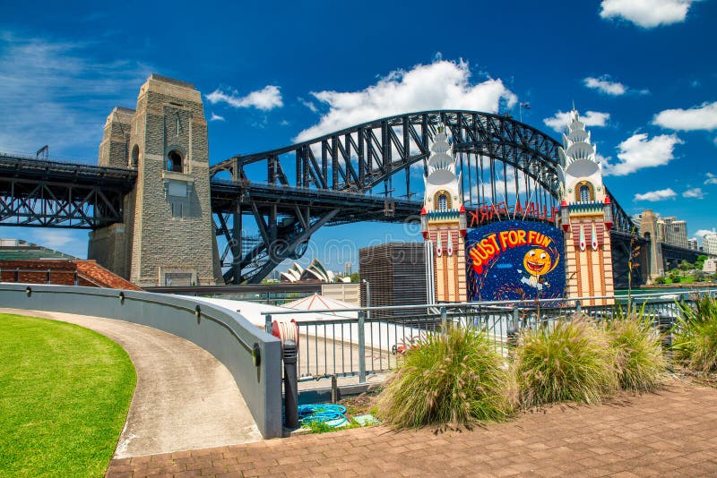 SYDNEY - NOVEMBER 9, 2015: Sydney Harbour Bridge on a Beautiful Sunny ...
