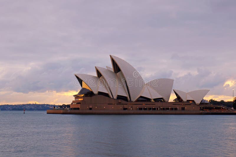 Sydney Opera House nublado imagen editorial. Imagen de anaranjado ...