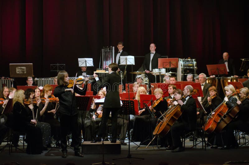 Symfoniorkester redaktionell foto. Bild av aconiten, instrument - 76561020