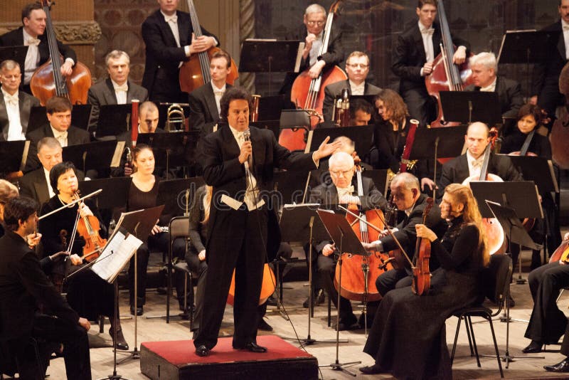 Symfoniorkester redaktionell arkivbild. Bild av metall - 76560817