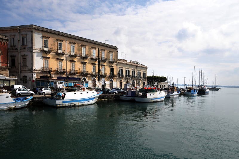 Syrakus-Hafen stockbild. Bild von landschaft, meer, sizilien - 7943241