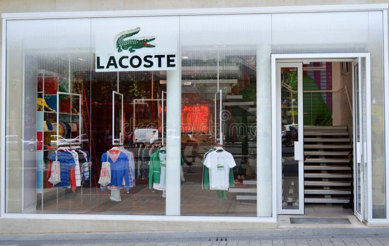 Boutique Lacoste image stock éditorial. Image du vêtement - 34294384