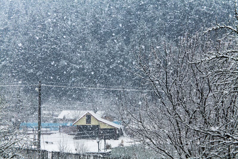 Schweres Schneien stockbild. Bild von eingefroren, chaos - 28763281