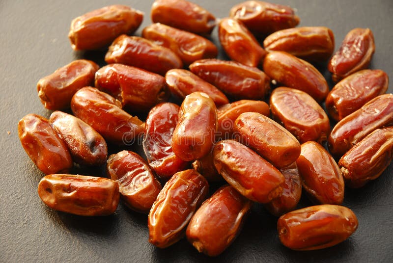 Tâmaras frescas imagem de stock. Imagem de alimento, mercado - 105427