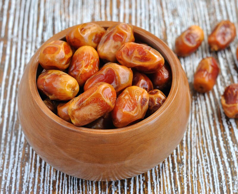 Tâmaras Em Uma Bacia De Madeira Imagem de Stock - Imagem de vegetal ...