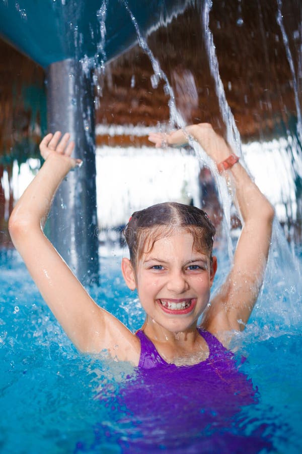 Tätigkeiten Auf Dem Pool, Kinder, Die Im Wasser, Im Glück Und in Der ...