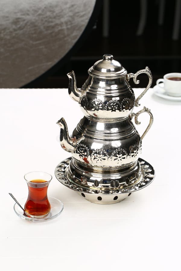 Teiera Turca Con La Decorazione Araba Con La Tazza Ed Il Piatto Del ...