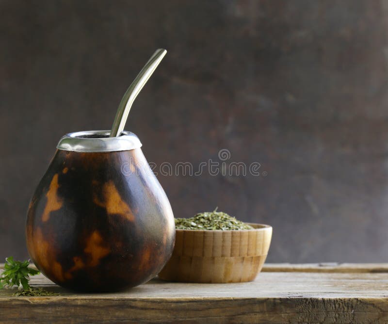 Tazza Tradizionale Dell'erba Mate Su Fondo Verde-cupo Immagine Stock ...