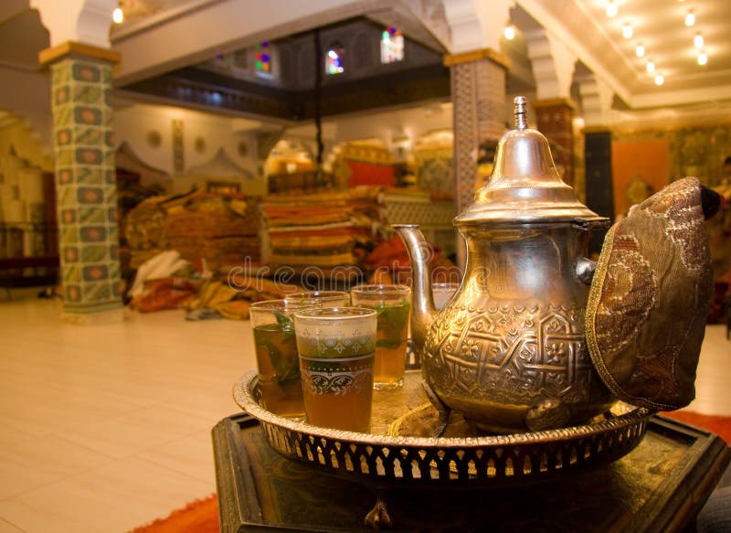 Té Marroquí Con La Menta Y El Azúcar En Un Vidrio En Una Tabla Blanca ...