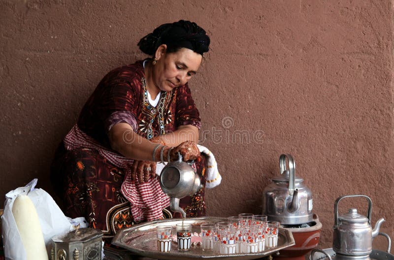 Ceremonia Del Té Marroquí En Una Casa De Un Pueblo Bereber En Las Altas ...