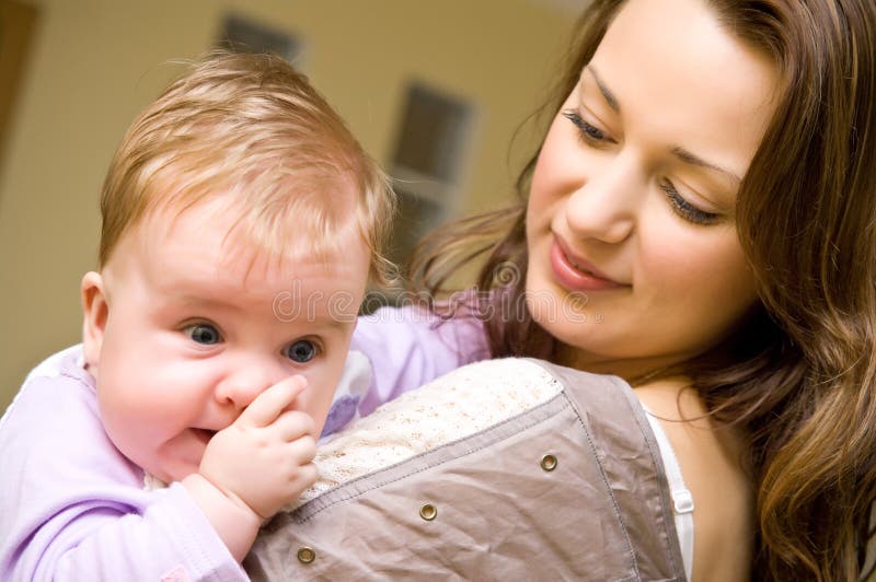 Tía con el bebé foto de archivo. Imagen de poco, adorable - 15887036