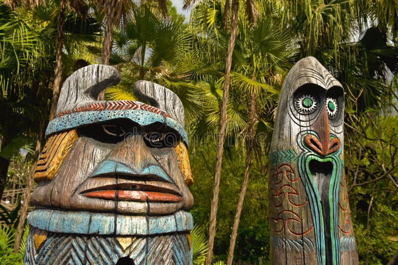 Tótemes imagen de archivo. Imagen de monumento, isla, estatuas - 4982467