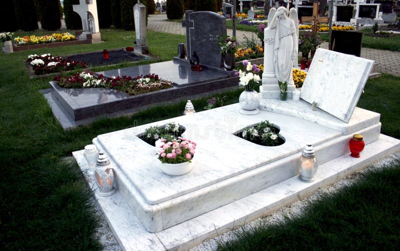 Túmulos foto de stock. Imagem de cemitério, bonito, memorial - 5079576