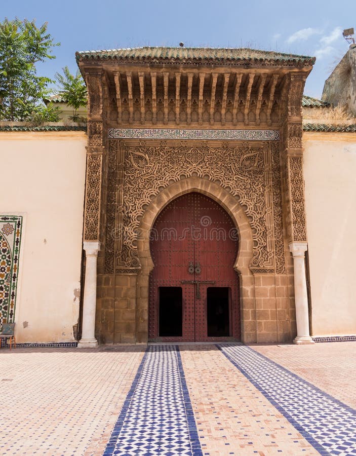 Tür Und Eingang Zur Moschee in Meknes Marokko Stockfoto - Bild von ...