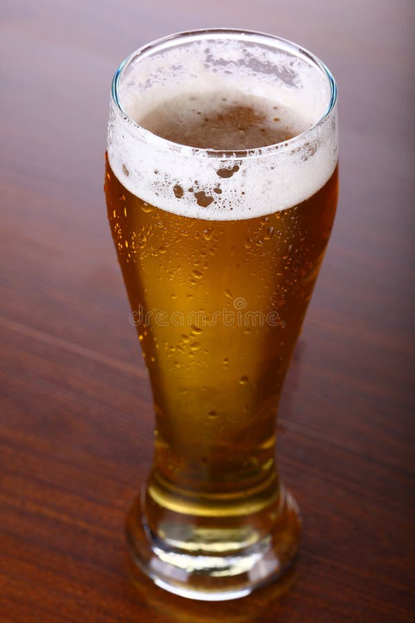 Tła piwo zdjęcie stock. Obraz złożonej z alkohol, otuchy - 20073048