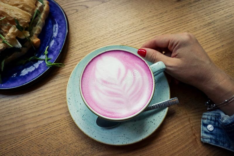 Copo Cor-de-rosa Do Cappuccino Imagem de Stock - Imagem de ruptura ...