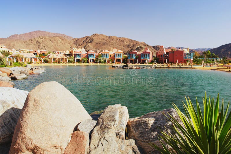 Ägypten, Taba Strand Auf Einem Hintergrund Von Bergen Redaktionelles ...