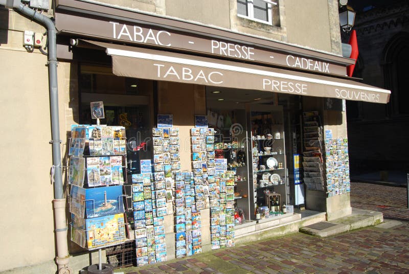 Tabac De La Tienda En Un Pueblo En Charente-Maritime, Francia Imagen de ...