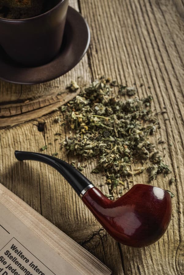 Tabakpfeife Mit Kaffee Und Zeitung Stockbild - Bild von gewohnheit ...