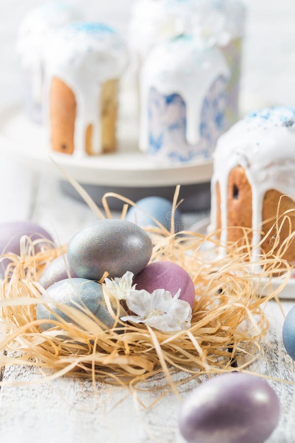 Tabela Da P?scoa Com Ovos Da P?scoa Foto de Stock - Imagem de cultura, mola: 147365824