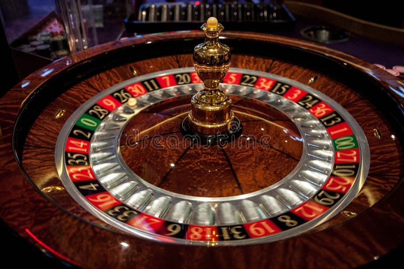 Roleta E Tabela Da Roleta No Casino Foto de Stock - Imagem de casino ...