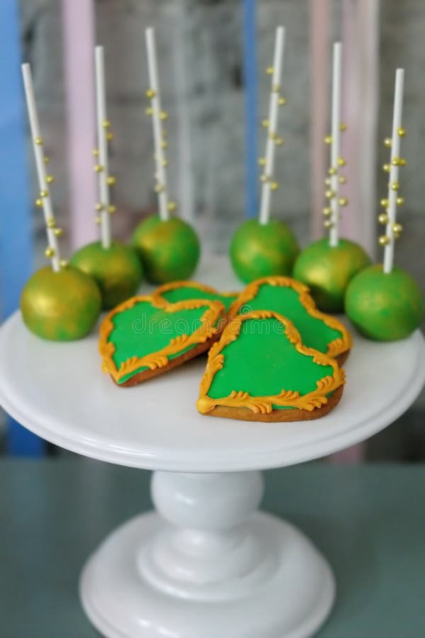 Tabela doce verde foto de stock. Imagem de natal, pastelaria - 39580368