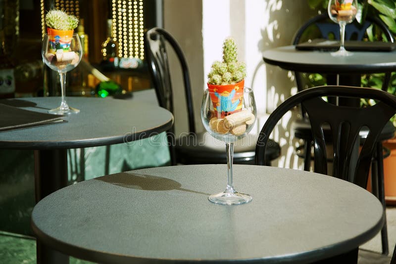 Tabelas Pequenas Do Restaurante Na Rua Foto de Stock - Imagem de ...